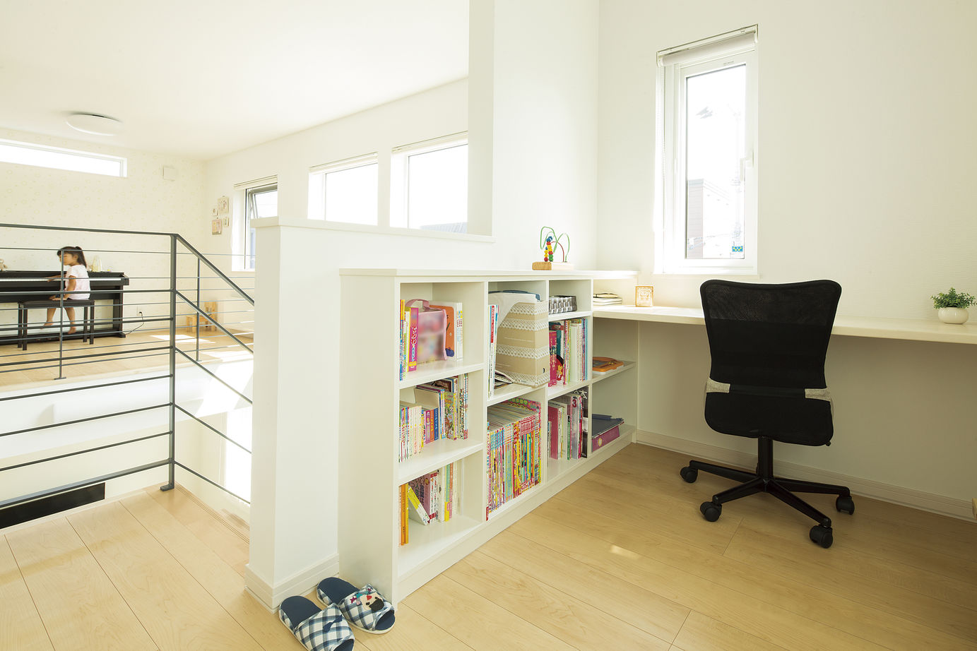 【SUUMO】 【3LDK+プレイルーム/35坪/吹き抜け】ダイニングの窓から見る空が最高！毎日心地よく幸せを感じる家 - マルトモホーム の建築実例詳細 | 注文住宅