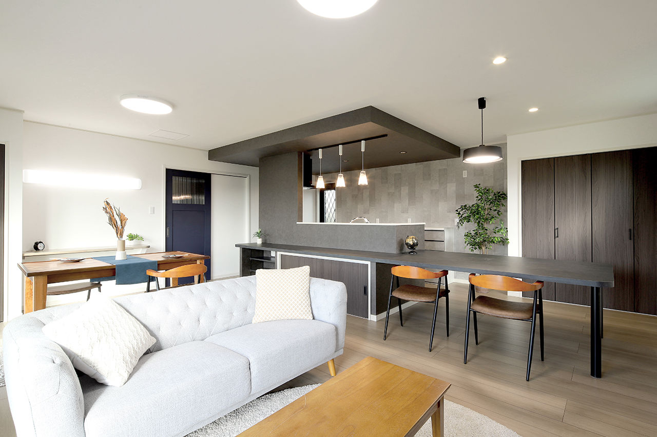 【SUUMO】 【二世帯住宅】家族みんながゆったり寛ぐ24帖の大空間LDK。機能的でデザインセンスも光る住まい - パシフィック・ホーム&リノベーション 本社の建築実例詳細 | 注文住宅