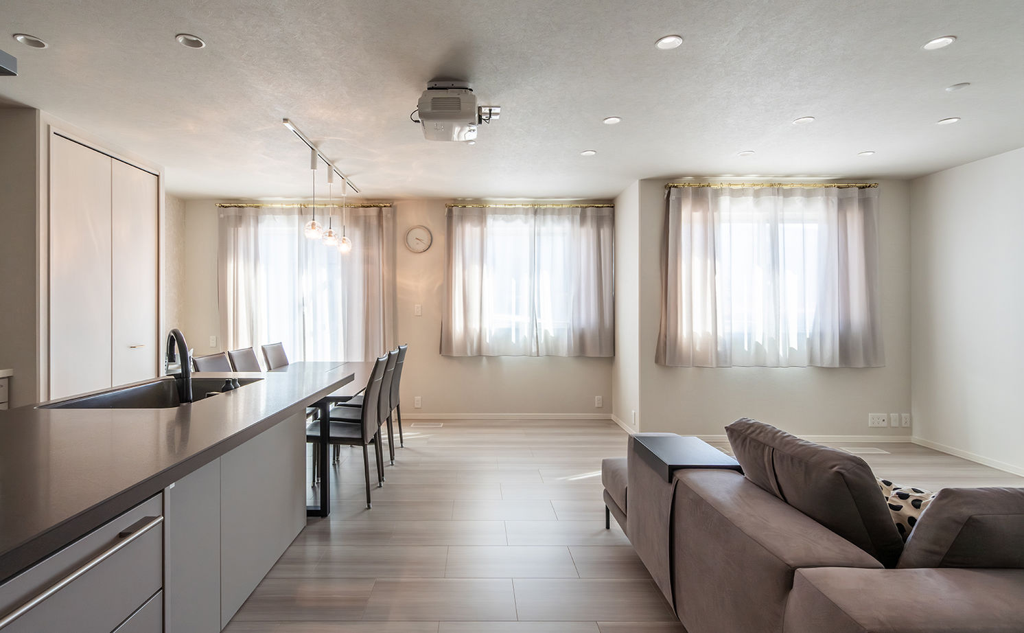 【SUUMO】 【31.7坪/夫婦＋子ども3人】美しくつくり上げた空間の中で、日々の家事効率を高める回遊動線×平屋の住まい - セキスイハイム の建築実例詳細 | 注文住宅