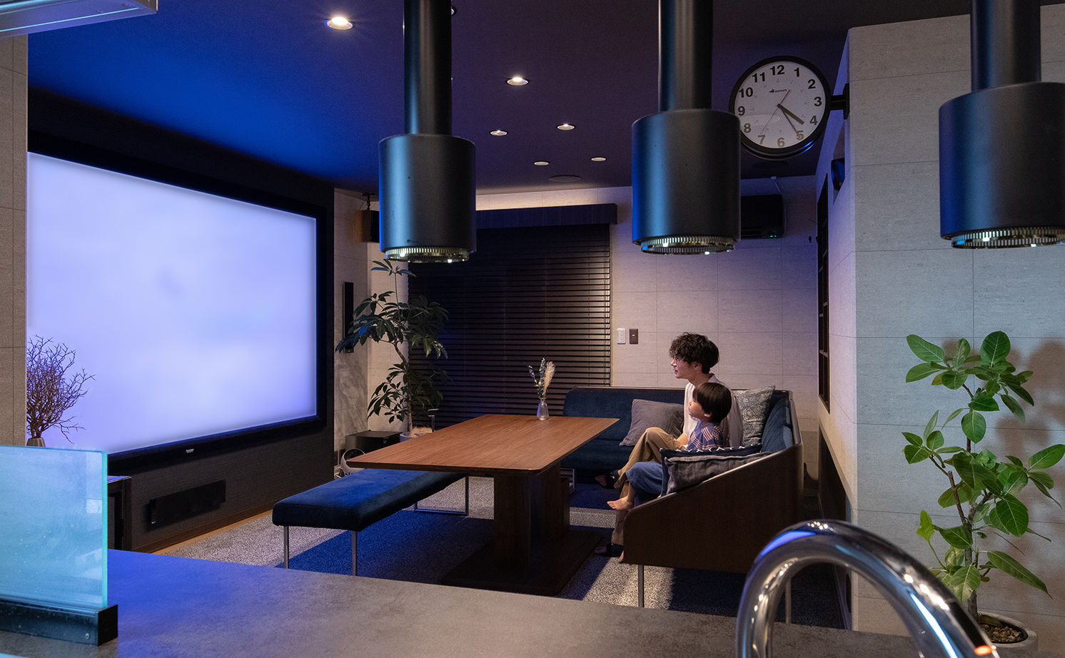 【SUUMO】 【33.8坪/夫婦＋子ども2人】まるで映画館！ホームシアターのあるリビングダイニングで家族との時間を大切に - セキスイハイム の建築実例詳細 | 注文住宅