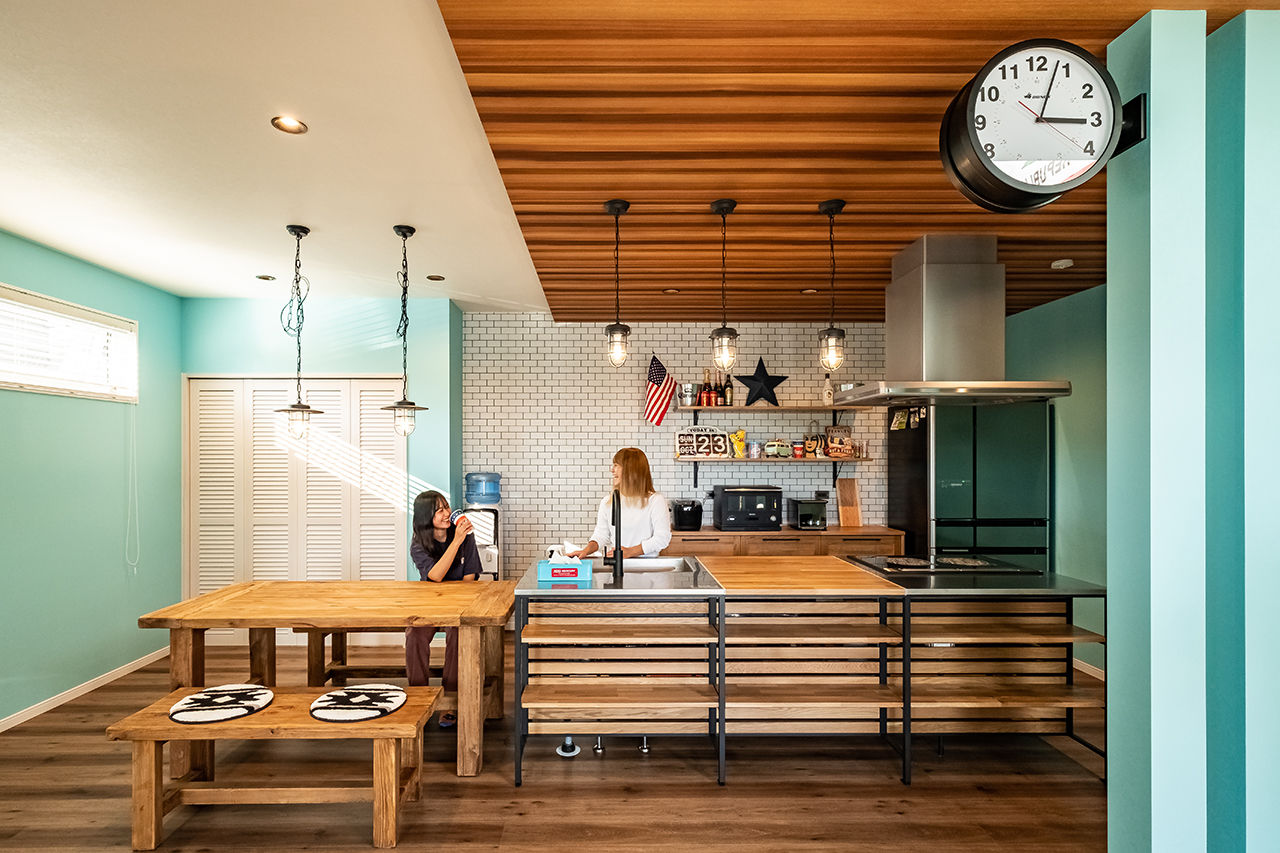 【SUUMO】 【西海岸スタイル｜約30帖LDK｜2階フリースペース】幸せを招くブルー×木の温かみが織りなすリゾート邸宅 - ぽっくハウス【芦工匠】 の建築実例詳細 | 注文住宅