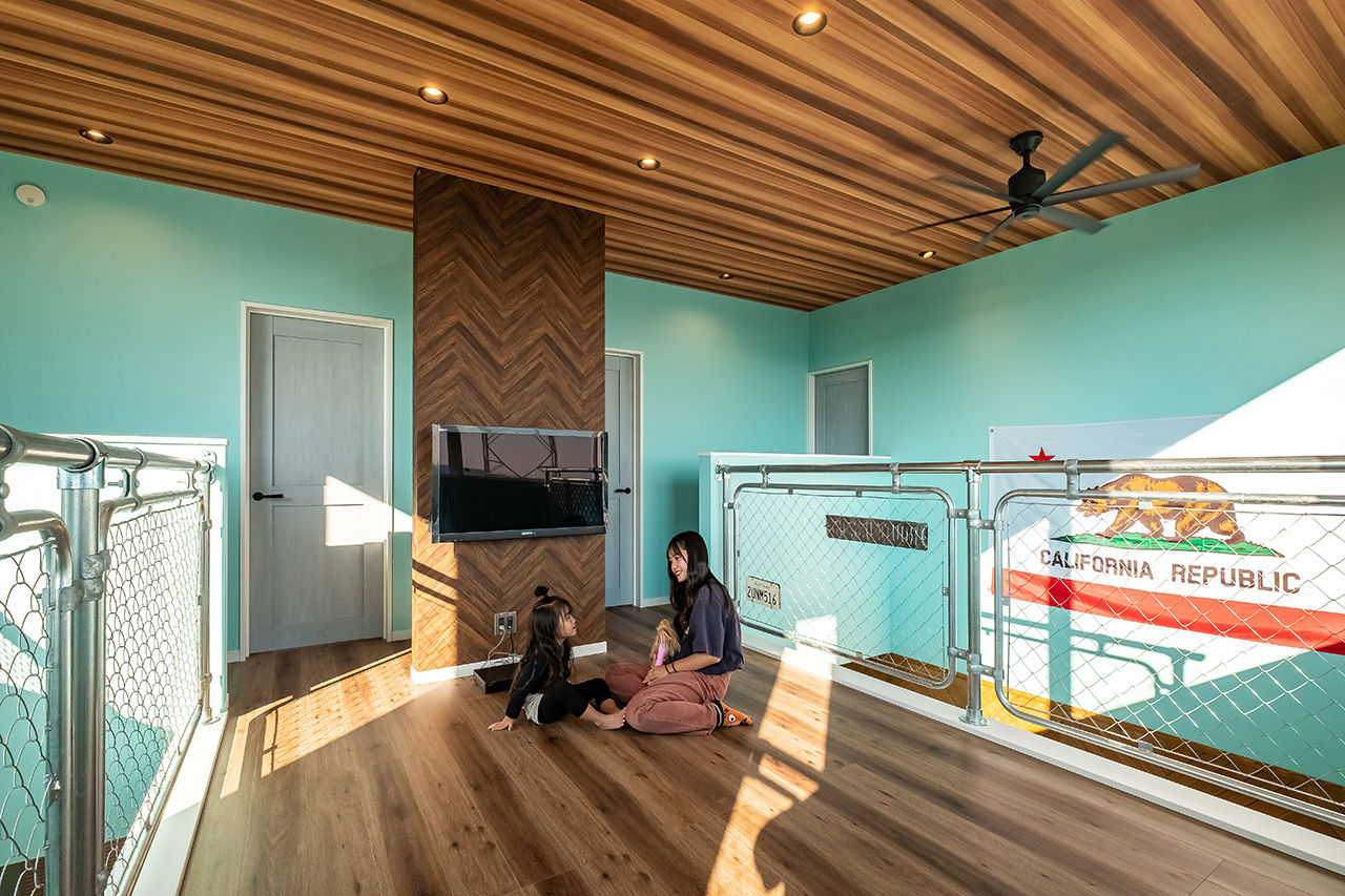 【SUUMO】 【西海岸スタイル｜約30帖LDK｜2階フリースペース】幸せを招くブルー×木の温かみが織りなすリゾート邸宅 - ぽっくハウス【芦工匠】 の建築実例詳細 | 注文住宅