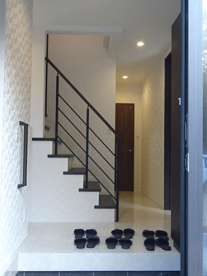 【SUUMO】 【36.5坪】大理石調のフロア、折り上げ天井など、ホテルライクなしつらえ。リビング中心に暮らせる間取り - 明治住建（パナソニックビルダーズグループ） 加古川展示場の建築実例 ...