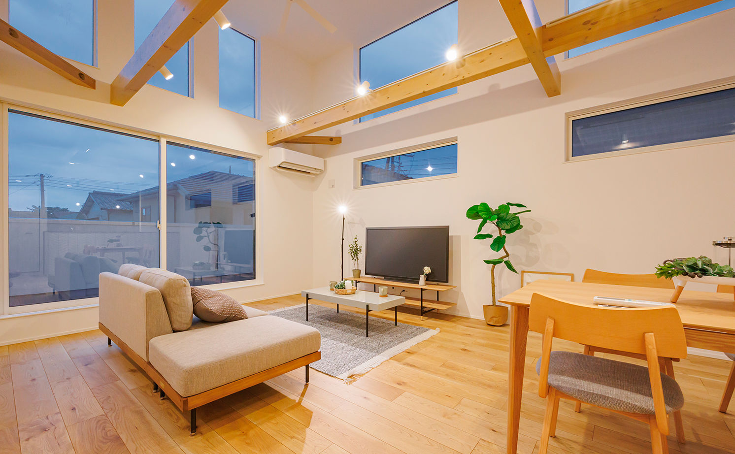 【SUUMO】 【2000万円～2499万円/中郡/29坪/間取り有】吹抜けリビングの開放感。空の眺めを暮らしに取り込む家 - ハートフルホーム の建築実例詳細 | 注文住宅