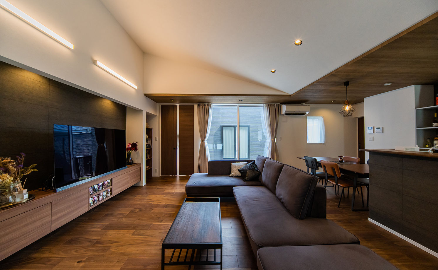 【SUUMO】 【間取図有／2500万円台／33坪／3LDK／中庭】美しい家具が空間を引き立てる、ZEH仕様のお洒落な平屋 - ＋RICCO 一級建築士事務所 の建築実例詳細 | 注文住宅