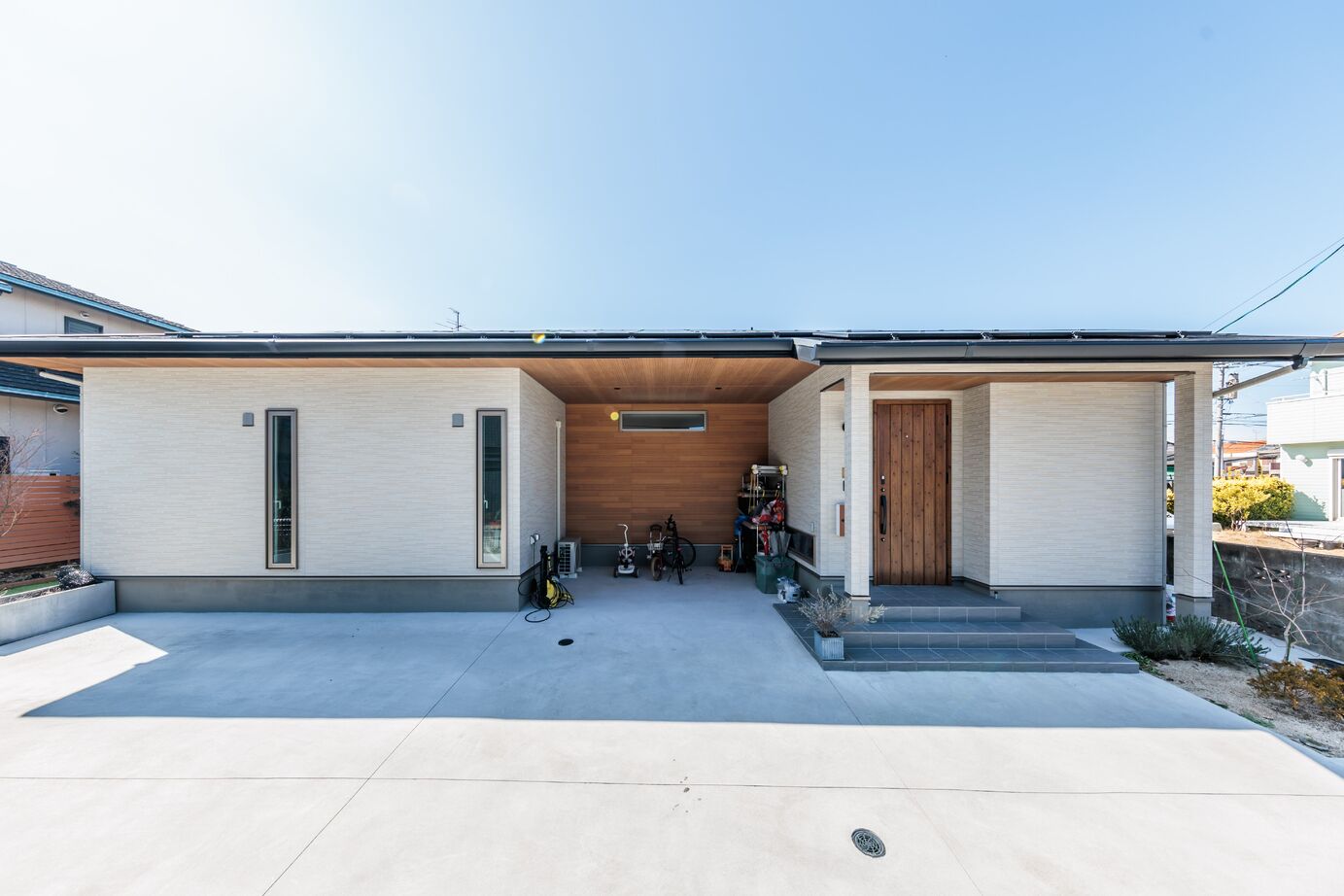 【SUUMO】 【29.6坪/平屋×中庭/間取り図有/2500万円台】内と外のつながりを生むウッドデッキがある平屋 - ＋RICCO 一級建築士事務所 の建築実例詳細 | 注文住宅