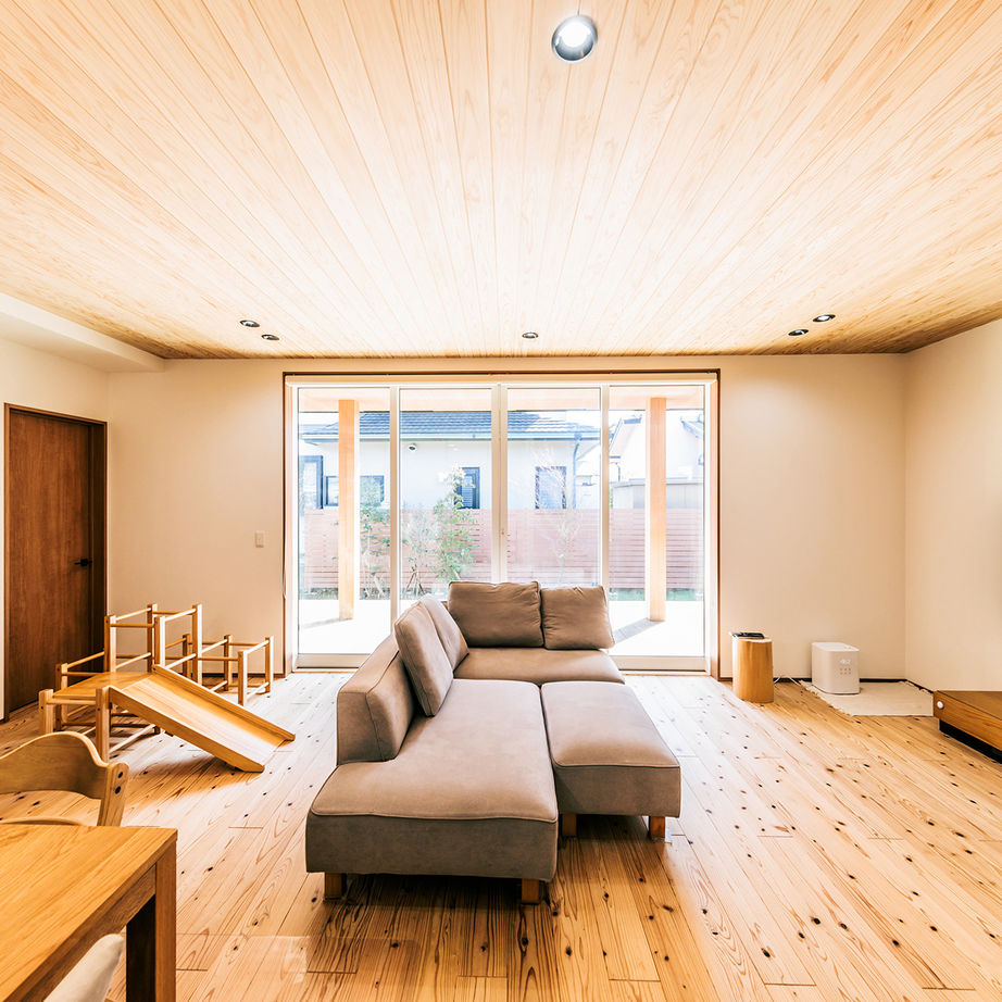 【SUUMO】 【29.6坪/平屋×中庭/間取り図有/2500万円台】内と外のつながりを生むウッドデッキがある平屋 - ＋RICCO 一級建築士事務所 の建築実例詳細 | 注文住宅