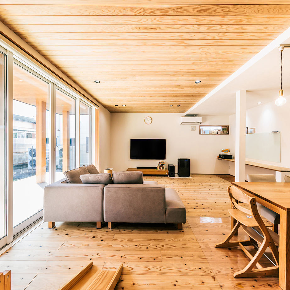 【SUUMO】 【29.6坪/平屋×中庭/間取り図有/2500万円台】内と外のつながりを生むウッドデッキがある平屋 - ＋RICCO 一級建築士事務所 の建築実例詳細 | 注文住宅