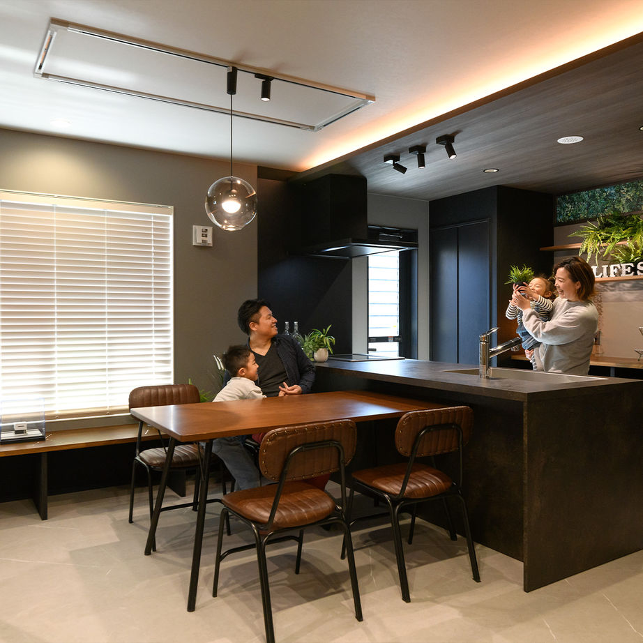 【SUUMO】 【25坪台/ダウンフロアリビング/吹抜け/窓際ベンチ】25坪台の土地に車2台分の駐車場のある狭小住宅 - ライフスタイル の建築実例詳細 | 注文住宅