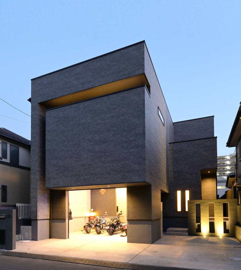 【SUUMO】 【50坪台/4000万円台/ガレージハウス】夫婦が憧れたバイクガレージのある家。LDKからいつでも愛車を鑑賞 - 藤島建設 フィットインプラザの建築実例詳細 | 注文住宅