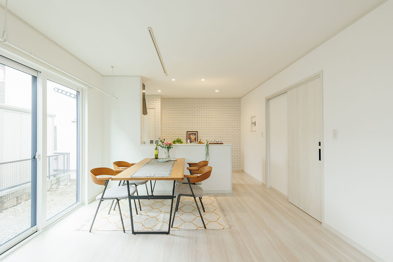 【SUUMO】 【1000万円台後半／27坪／3LDK+WIC】17.5畳の広々LDK。階段下収納やロボット掃除機基地も！ - AD.MAX の建築実例詳細 | 注文住宅