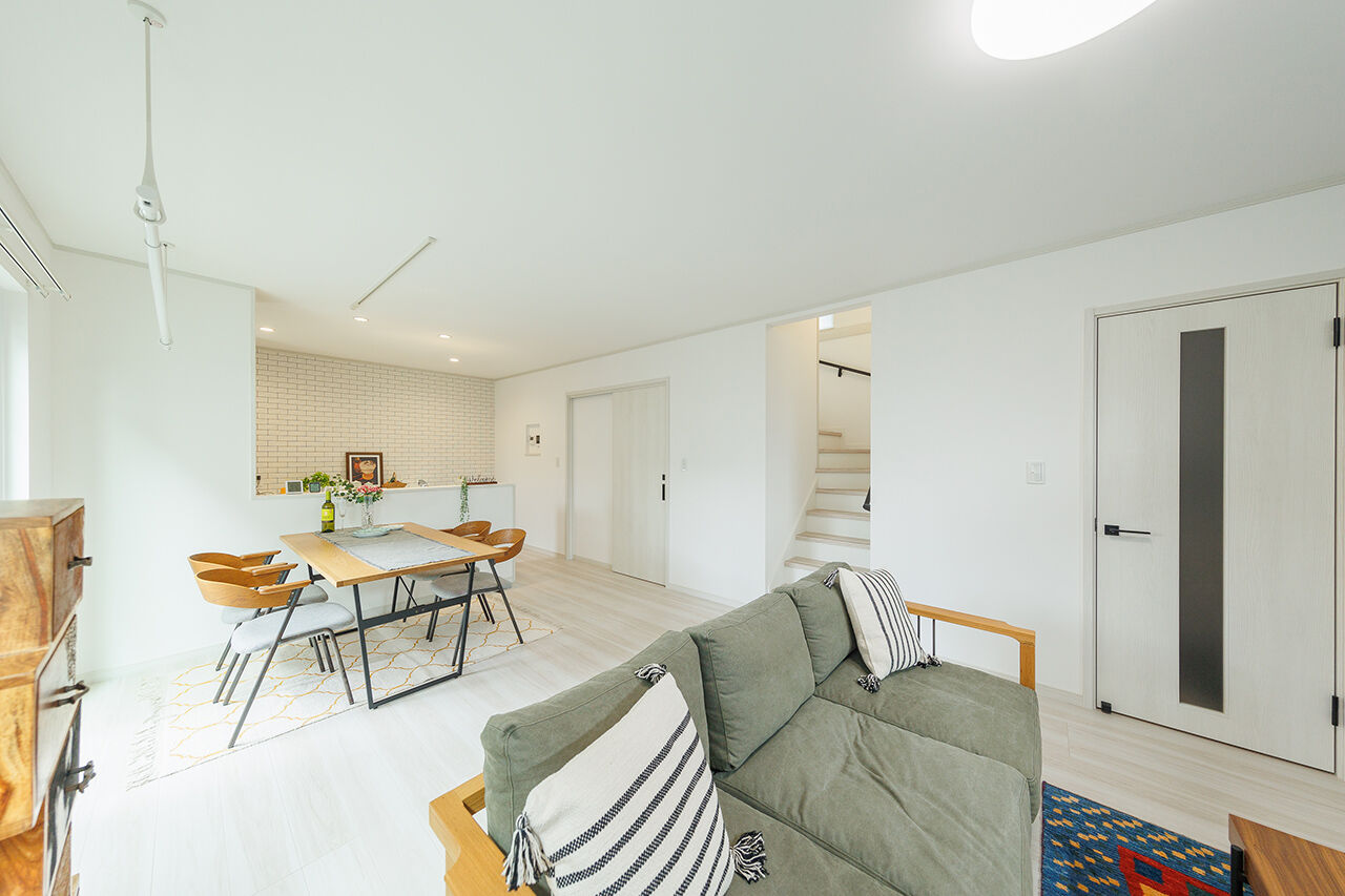 【SUUMO】 【1000万円台後半／27坪／3LDK+WIC】17.5畳の広々LDK。階段下収納やロボット掃除機基地も！ - AD.MAX の建築実例詳細 | 注文住宅