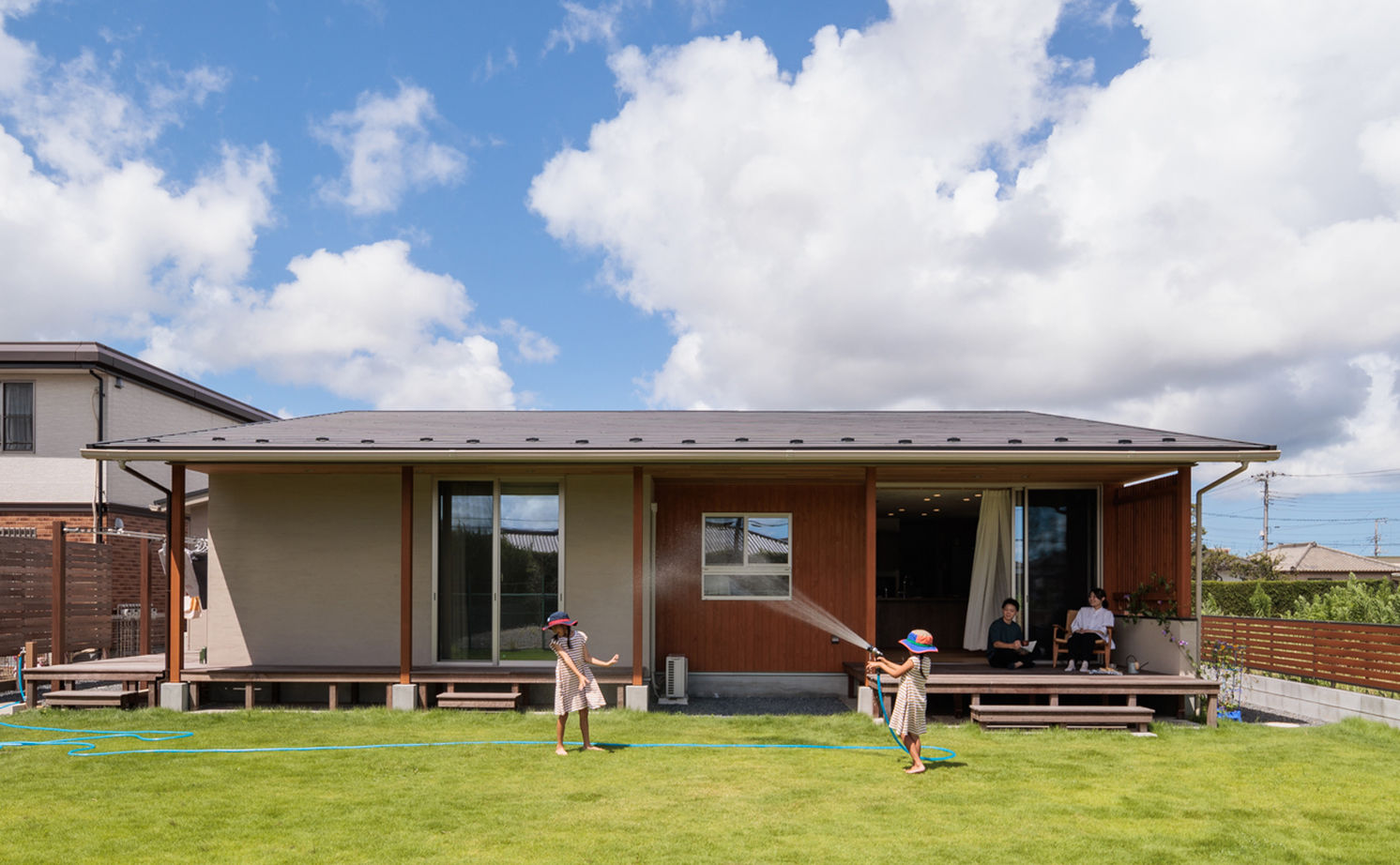 【SUUMO】 【2000万円台/約29坪】家族の気配を感じる、ちょうどいい距離感。広い庭に建つ縁側デッキのある平屋 - エーセンス建築設計 千葉スタジオの建築実例詳細 | 注文住宅