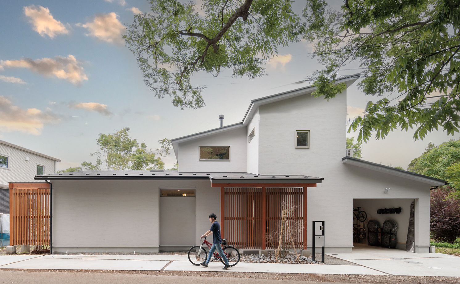【SUUMO】 【3000万円台/50坪/間取り図有】大きな軒のあるウッドデッキが快適。自然に癒されるガレージハウス - エーセンス建築設計 千葉スタジオの建築実例詳細 | 注文住宅