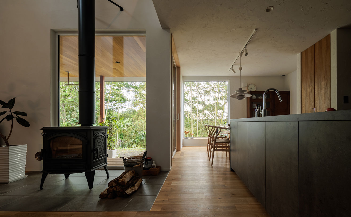 【SUUMO】 【3000万円台/50坪/間取り図有】大きな軒のあるウッドデッキが快適。自然に癒されるガレージハウス - エーセンス建築設計 千葉スタジオの建築実例詳細 | 注文住宅