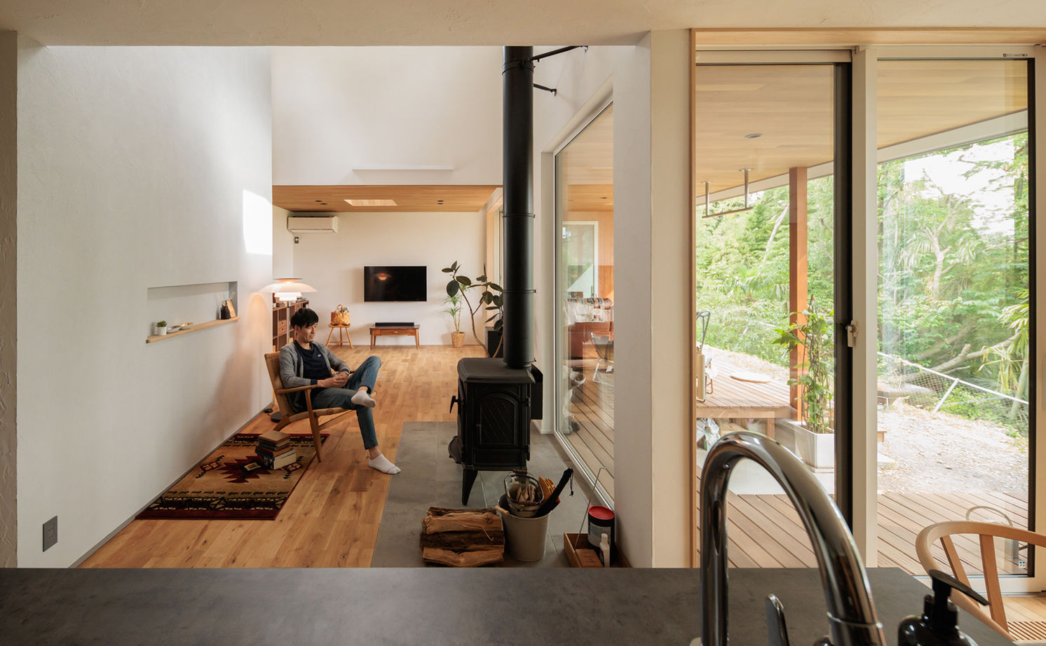 【SUUMO】 【3000万円台/50坪/間取り図有】大きな軒のあるウッドデッキが快適。自然に癒されるガレージハウス - エーセンス建築設計 千葉スタジオの建築実例詳細 | 注文住宅