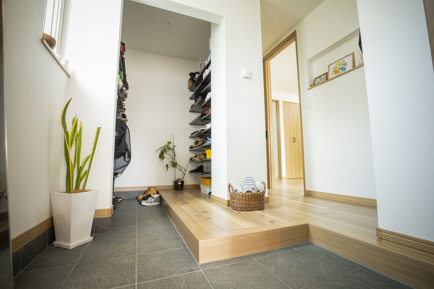 【SUUMO】 【4LDK間取図/アイランドキッチン/パントリー】アイデア光るデザインで実現！開放的な中2階の勉強スペース - ID アーキテクチャル アトリエ 東雁来モデルの建築実例詳細 ...