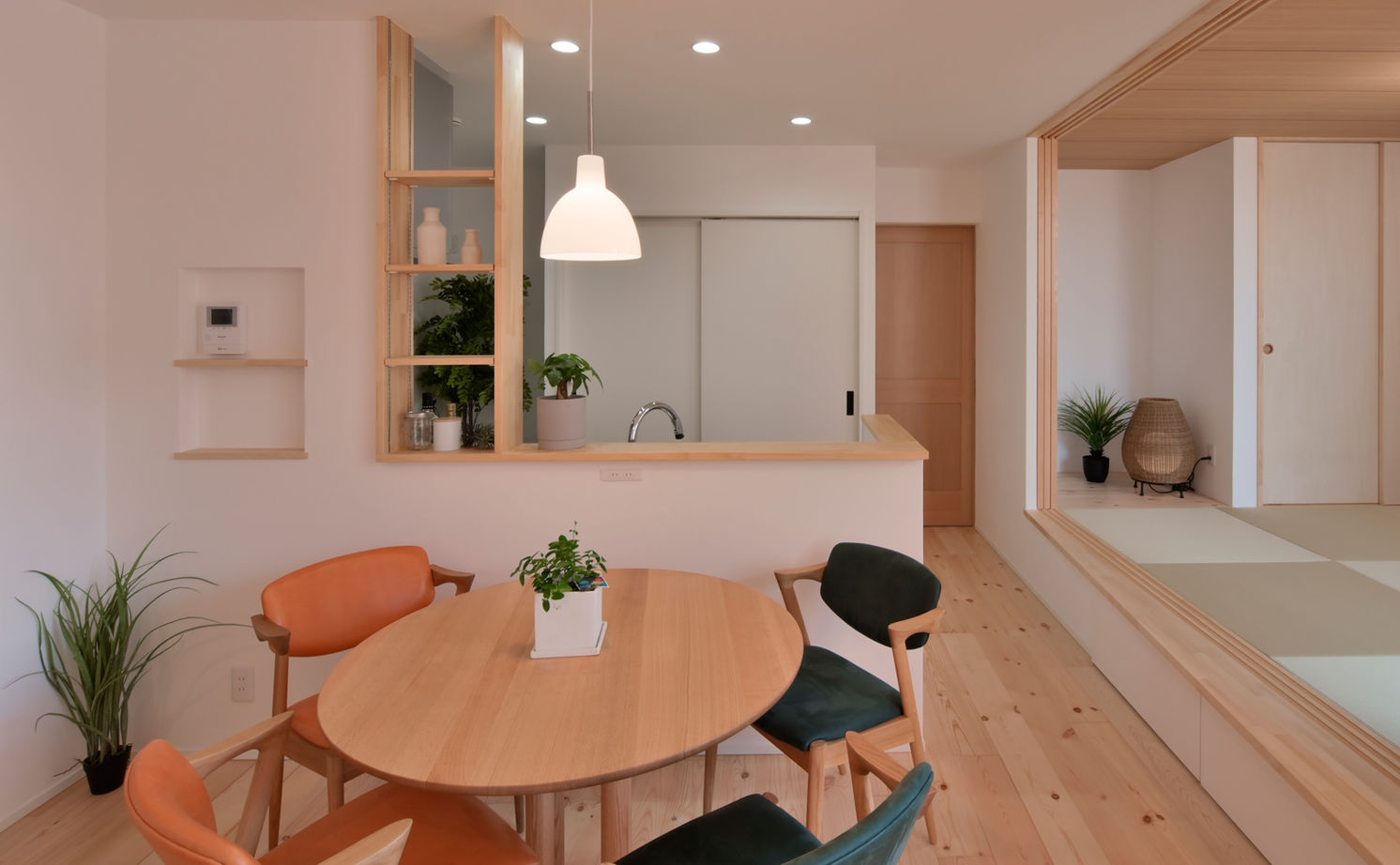 【SUUMO】 【南欧風×アウトドアリビング】LDKとつながるウッドデッキやキッズスペースが楽しい、家族が集う住まい - オーパス スタイル の建築実例詳細 | 注文住宅