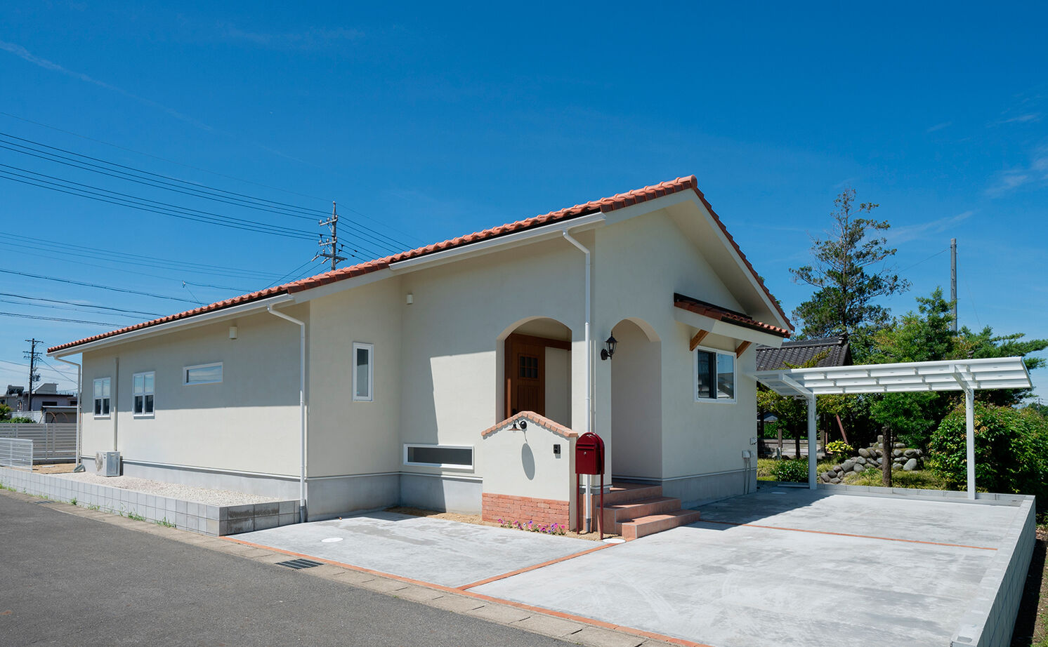 【SUUMO】 【2000万円台/平屋/3LDK/20坪台】可愛い外観が目を惹くおしゃれな南欧風平屋。ママ目線の家事動線に注目！ - オーパス スタイル 本社ショールームの建築実例詳細 | 注文住宅