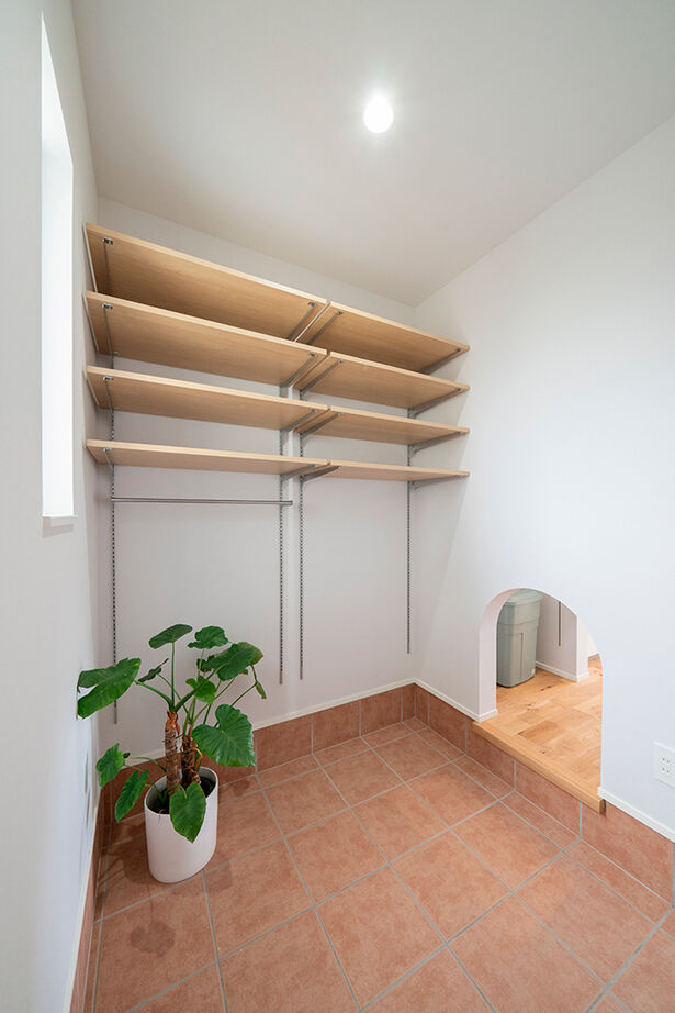 【SUUMO】 【2000万円台/平屋/3LDK/20坪台】可愛い外観が目を惹くおしゃれな南欧風平屋。ママ目線の家事動線に注目！ - オーパス スタイル 本社ショールームの建築実例詳細 | 注文住宅