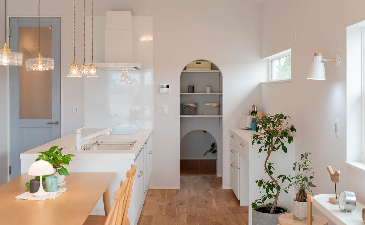 【SUUMO】 【2000万円台/平屋/3LDK/20坪台】可愛い外観が目を惹くおしゃれな南欧風平屋。ママ目線の家事動線に注目！ - オーパス スタイル 本社ショールームの建築実例詳細 | 注文住宅