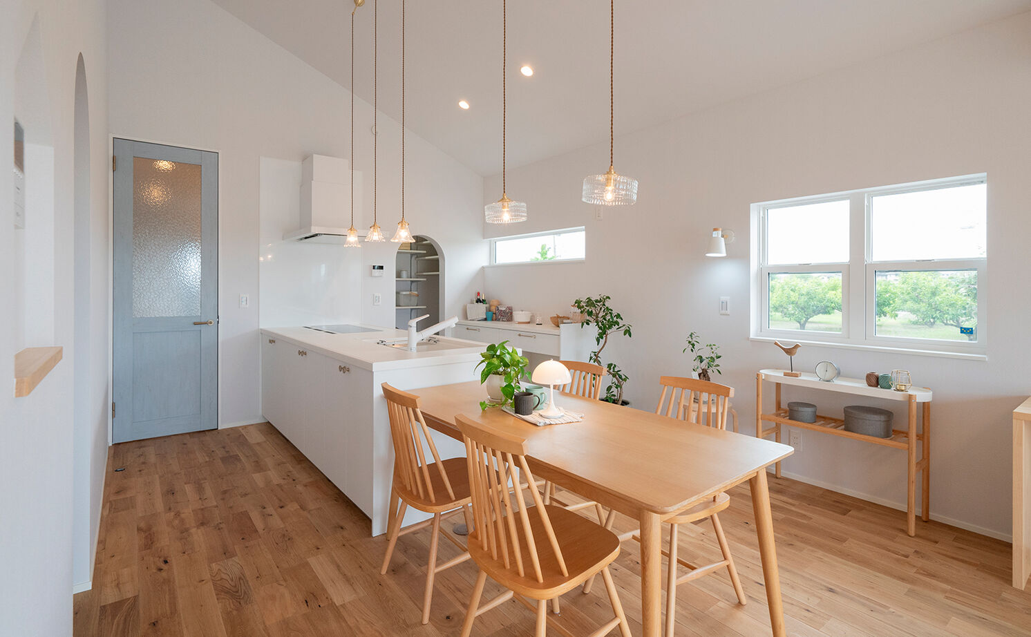 【SUUMO】 【2000万円台/平屋/3LDK/20坪台】可愛い外観が目を惹くおしゃれな南欧風平屋。ママ目線の家事動線に注目！ - オーパス スタイル 本社ショールームの建築実例詳細 | 注文住宅