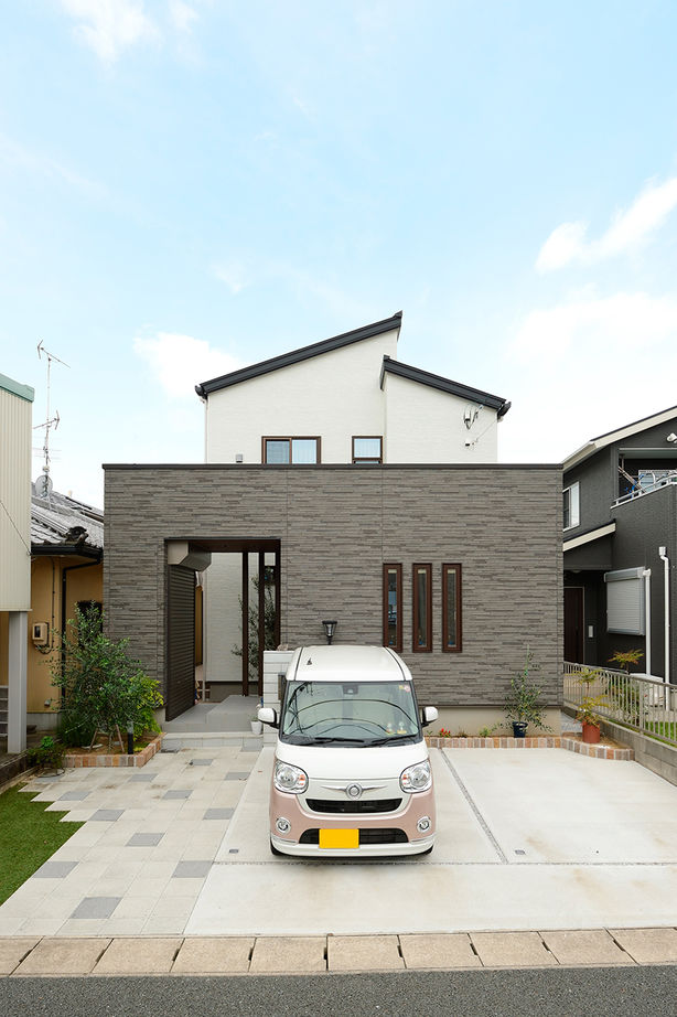 【SUUMO】 【ZEH＋/33坪/おしゃれ】ダイナミックな吹抜け×2連のエレガントな階段。美術館さながらのアートな家 - 朝日住宅（浜松市/磐田市/掛川市） の建築実例詳細 | 注文住宅