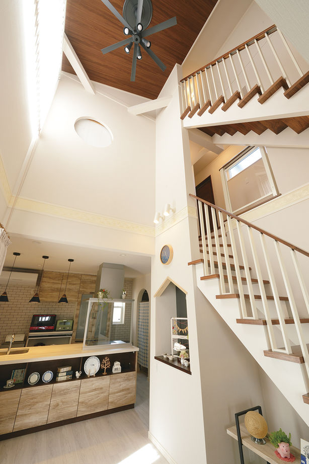 【SUUMO】 【ZEH＋/33坪/おしゃれ】ダイナミックな吹抜け×2連のエレガントな階段。美術館さながらのアートな家 - 朝日住宅（浜松市/磐田市/掛川市） の建築実例詳細 | 注文住宅