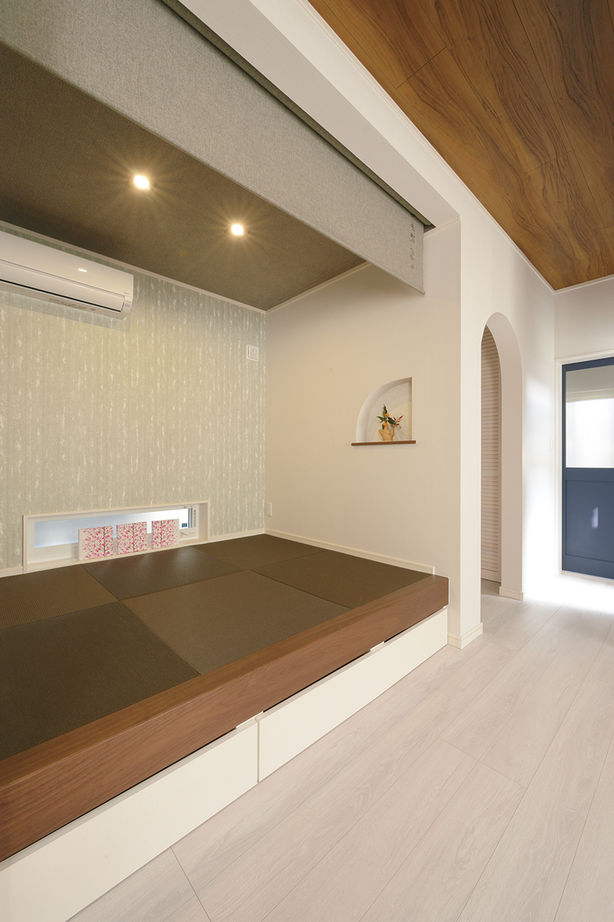 【SUUMO】 【ZEH＋/33坪/おしゃれ】ダイナミックな吹抜け×2連のエレガントな階段。美術館さながらのアートな家 - 朝日住宅（浜松市/磐田市/掛川市） の建築実例詳細 | 注文住宅