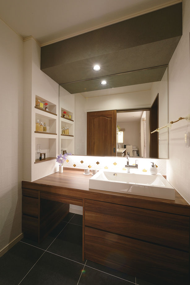 【SUUMO】 【ZEH＋/33坪/おしゃれ】ダイナミックな吹抜け×2連のエレガントな階段。美術館さながらのアートな家 - 朝日住宅（浜松市/磐田市/掛川市） の建築実例詳細 | 注文住宅