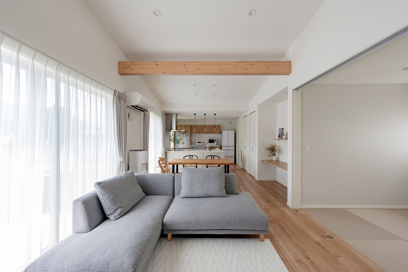 【SUUMO】 【35坪／4LDK／勾配天井】勾配天井とハイドアで明るく開放感のあるLDKと個々の時間も尊重した平屋 - コウエイハウジング の建築実例詳細 | 注文住宅