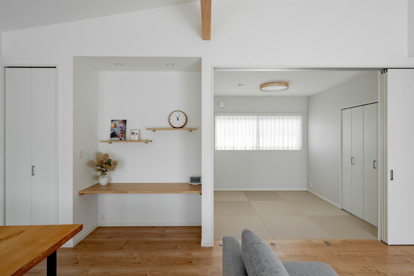 【SUUMO】 【35坪／4LDK／勾配天井】勾配天井とハイドアで明るく開放感のあるLDKと個々の時間も尊重した平屋 - コウエイハウジング の建築実例詳細 | 注文住宅