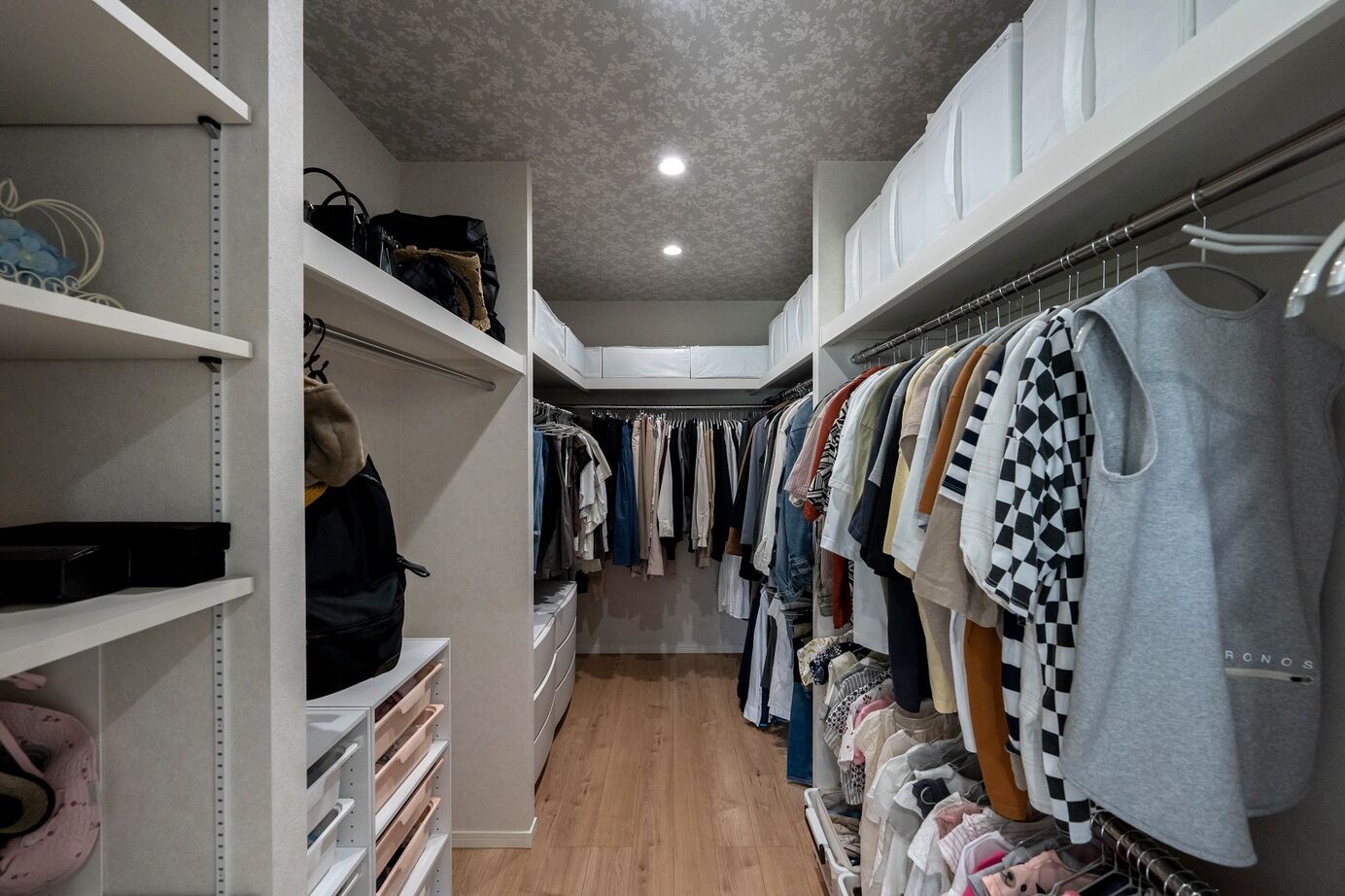 【SUUMO】 【35坪／4LDK／勾配天井】勾配天井とハイドアで明るく開放感のあるLDKと個々の時間も尊重した平屋 - コウエイハウジング の建築実例詳細 | 注文住宅