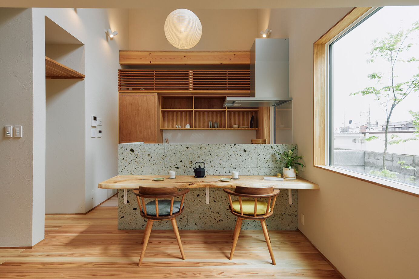 【SUUMO】 【狭小地・京都市内・コンパクトハウス】窓なしの外観から開放的なLDKへ。素材を生かしたジャパンディな家 - ATELIER YI:HAUS (アトリエイハウズ ） の建築実例 ...