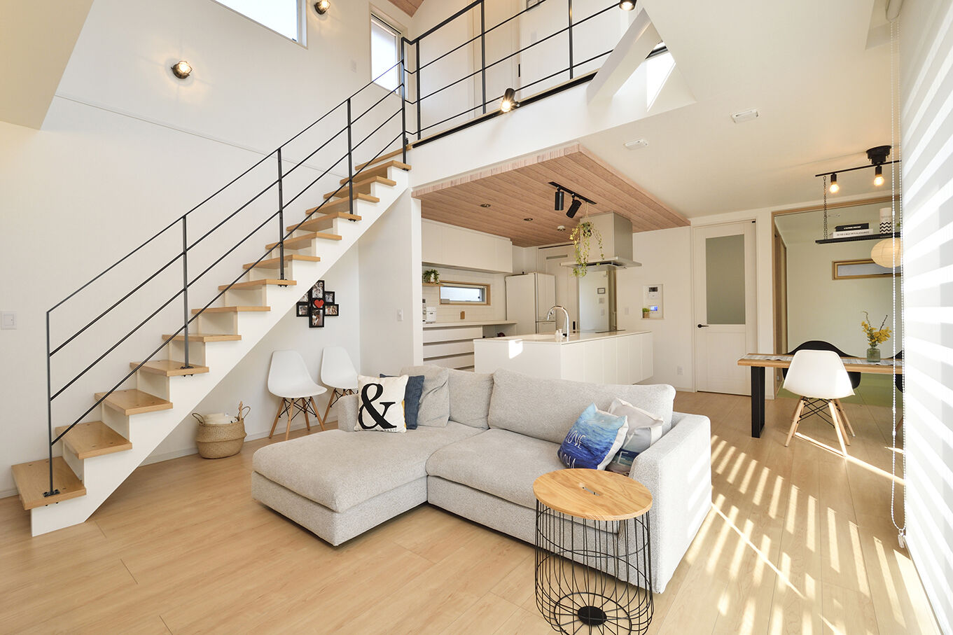 【SUUMO】 【ナチュラルモダン】アイアン手すりのあるスケルトン階段の吹き抜けから、光や風がLDKに注ぐ - ネクストイノベーション の建築実例詳細 | 注文住宅