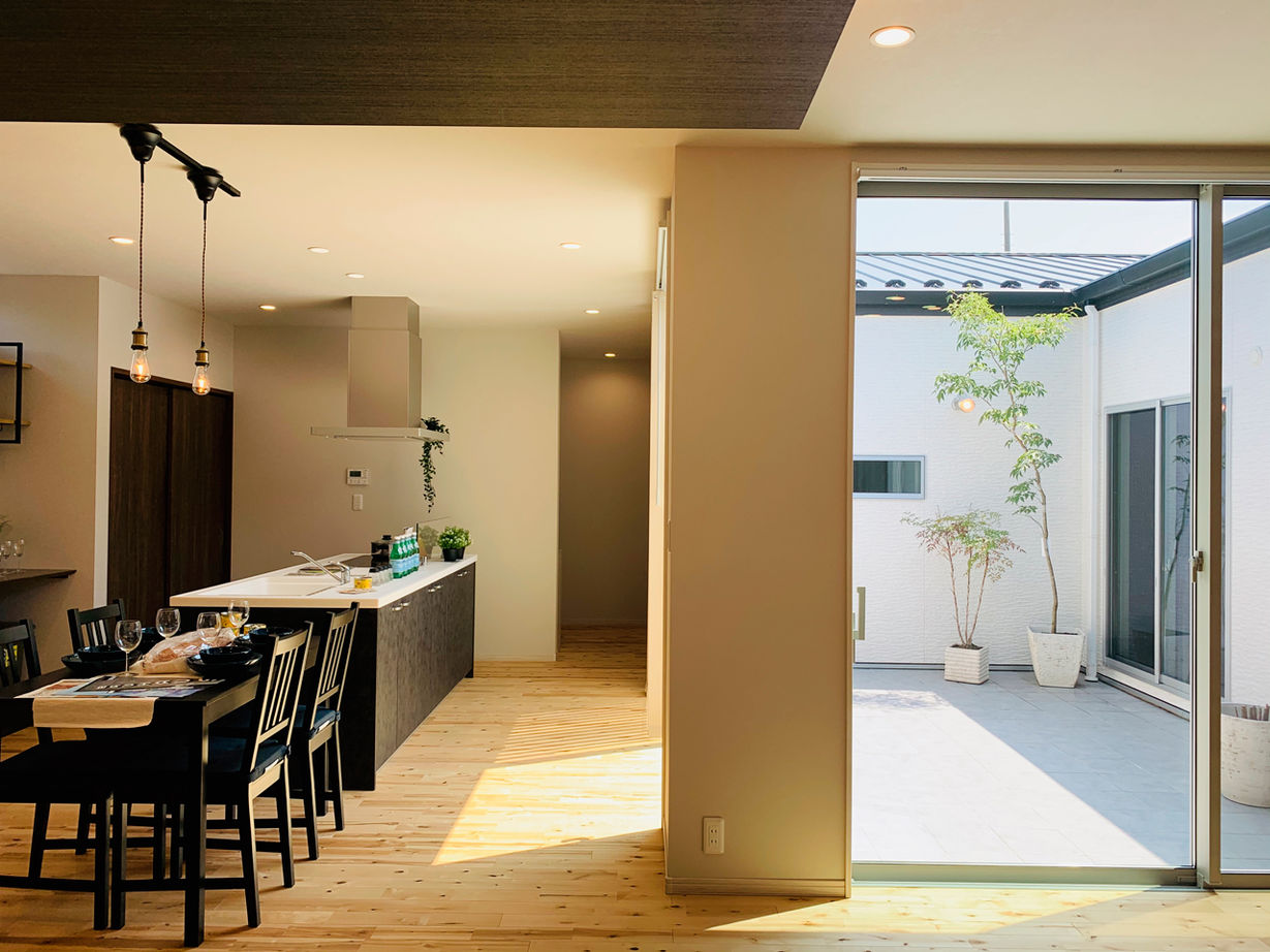 【SUUMO】 【2000万円台｜34坪｜コの字型平屋×中庭】住むならやっぱり平屋！全部の部屋から中庭が見える開放的な家 - Casa の建築実例詳細 | 注文住宅