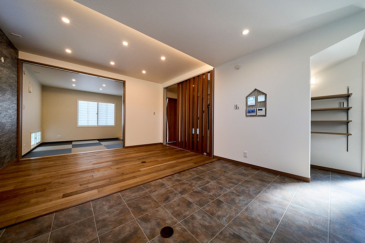 【SUUMO】 【2000万円台｜間取り有｜無垢床】壁付けキッチン～LD～和室を繋げたゆとりの団欒空間。外観もイメージ通り - タスク（ユニバーサルホーム半田店） の建築実例詳細 | 注文住宅