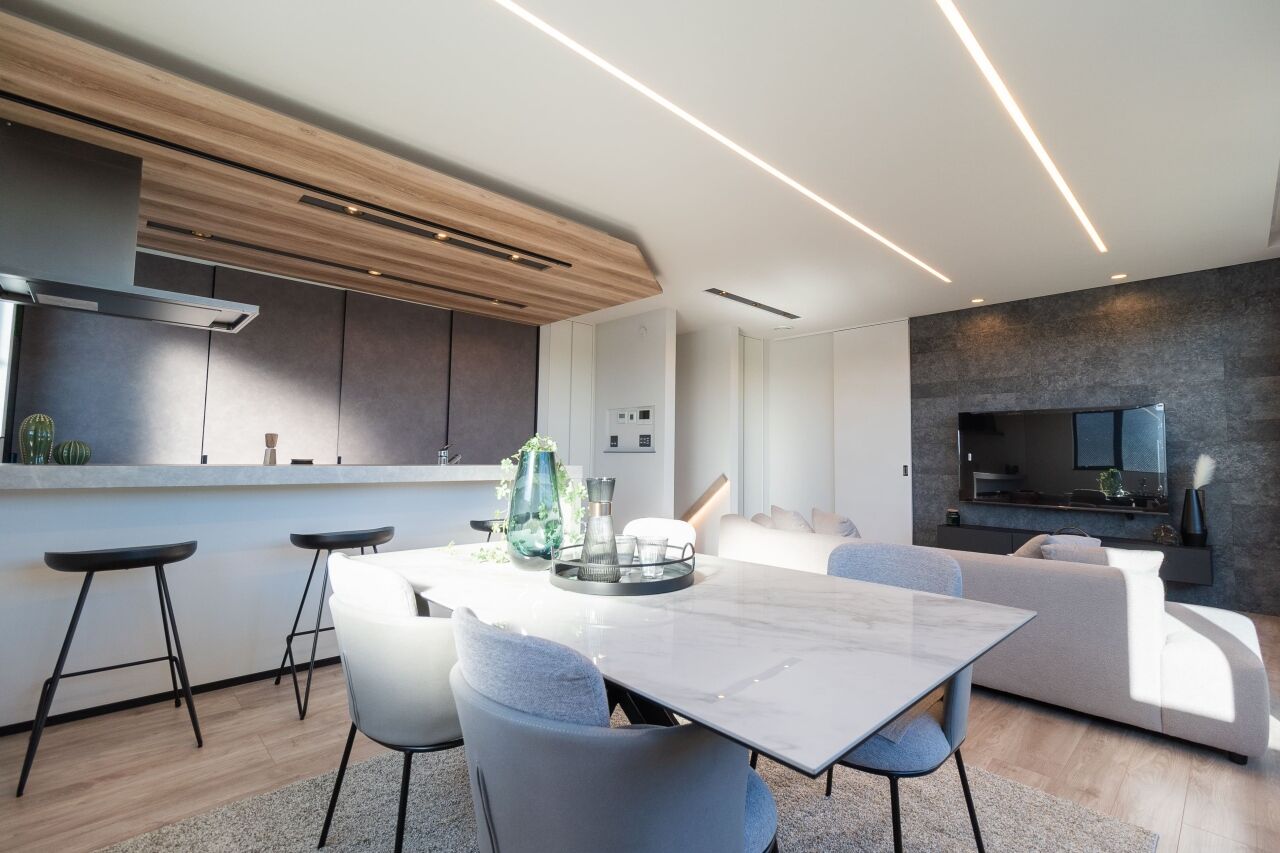 【SUUMO】 【37坪/2階LDK/間取り有】2階の部屋やバルコニーから花火や街の景観が楽しめるホテルライクな上質な住まい - ハビの家 の建築実例詳細 | 注文住宅