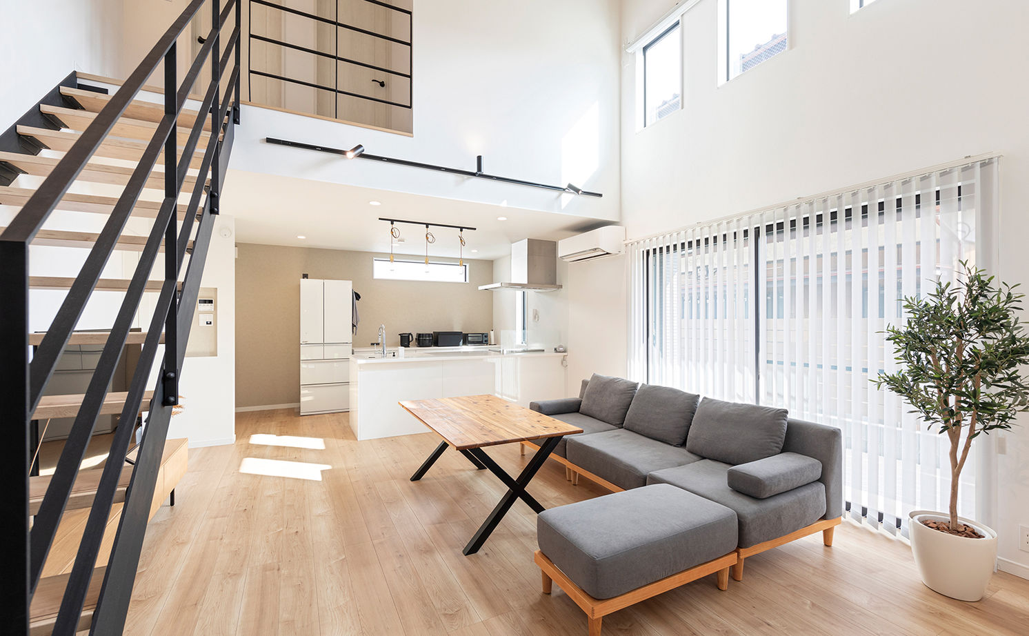 【SUUMO】 【1000万円台/吹き抜け/間取り図有】標準仕様のスケルトン階段が映えるLDK。家事をラクにするプランも注目 - アークホーム の建築実例詳細 | 注文住宅