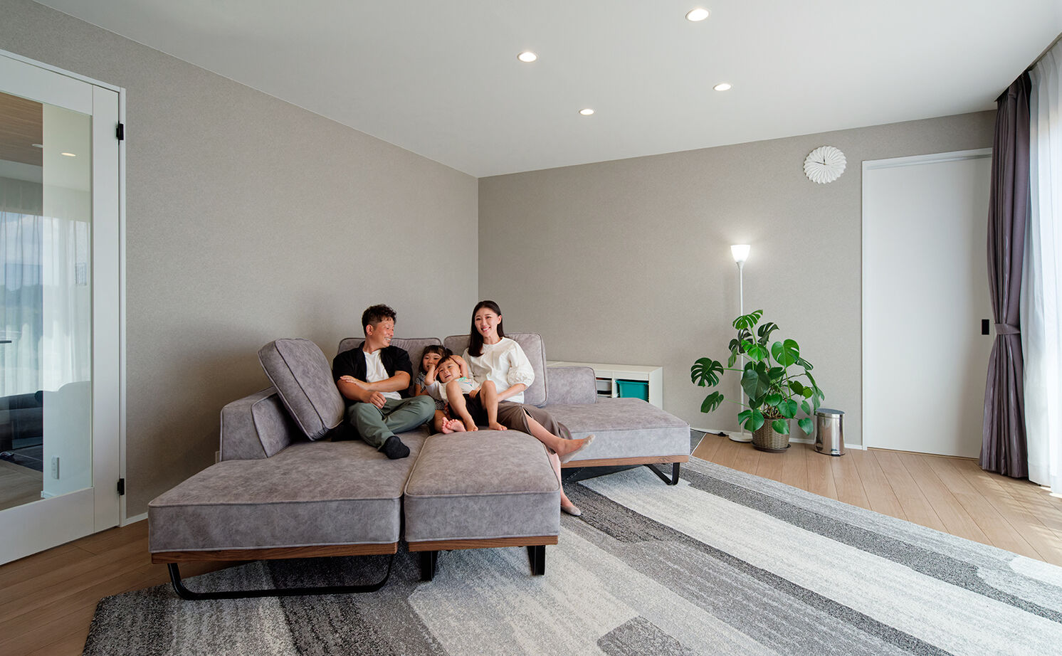 【SUUMO】 【2000万円台/間取り/40坪台/店舗併用住宅】「働く場」と「暮らす場」を中庭が繋ぐ家。26.3畳の大空間LDK - アサヒグローバルホーム 一宮店の建築実例詳細 | 注文住宅