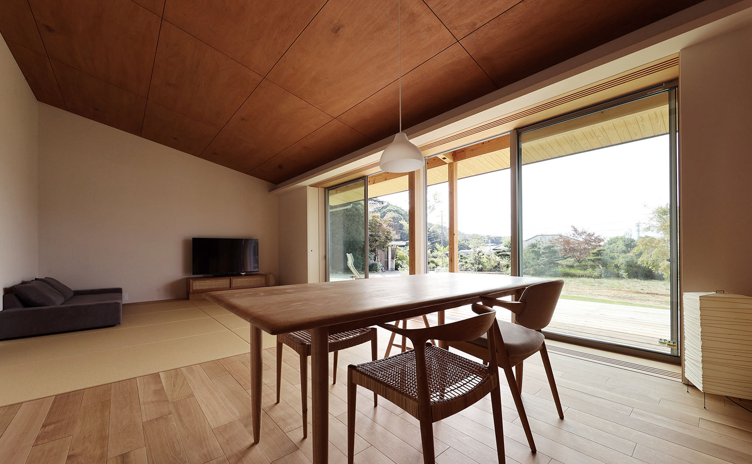 【SUUMO】 【3000万円台｜平屋｜32坪】障子からこぼれる光、陰影。侘び寂びを感じる和モダンな「平屋」 - ue_bo design の建築実例詳細 | 注文住宅